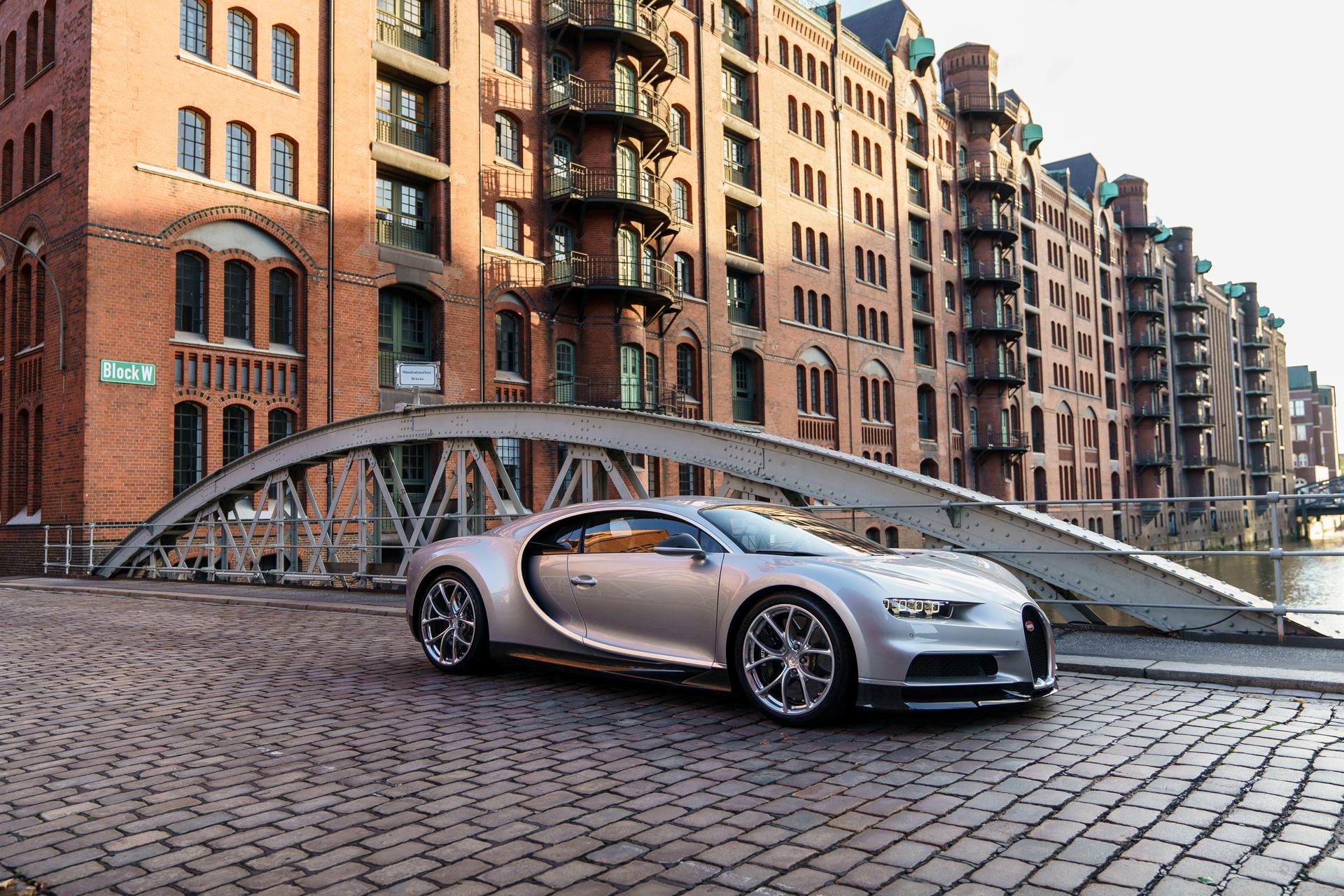 Bugatti opens Hamburg showroom with new design – Bugatti Newsroom