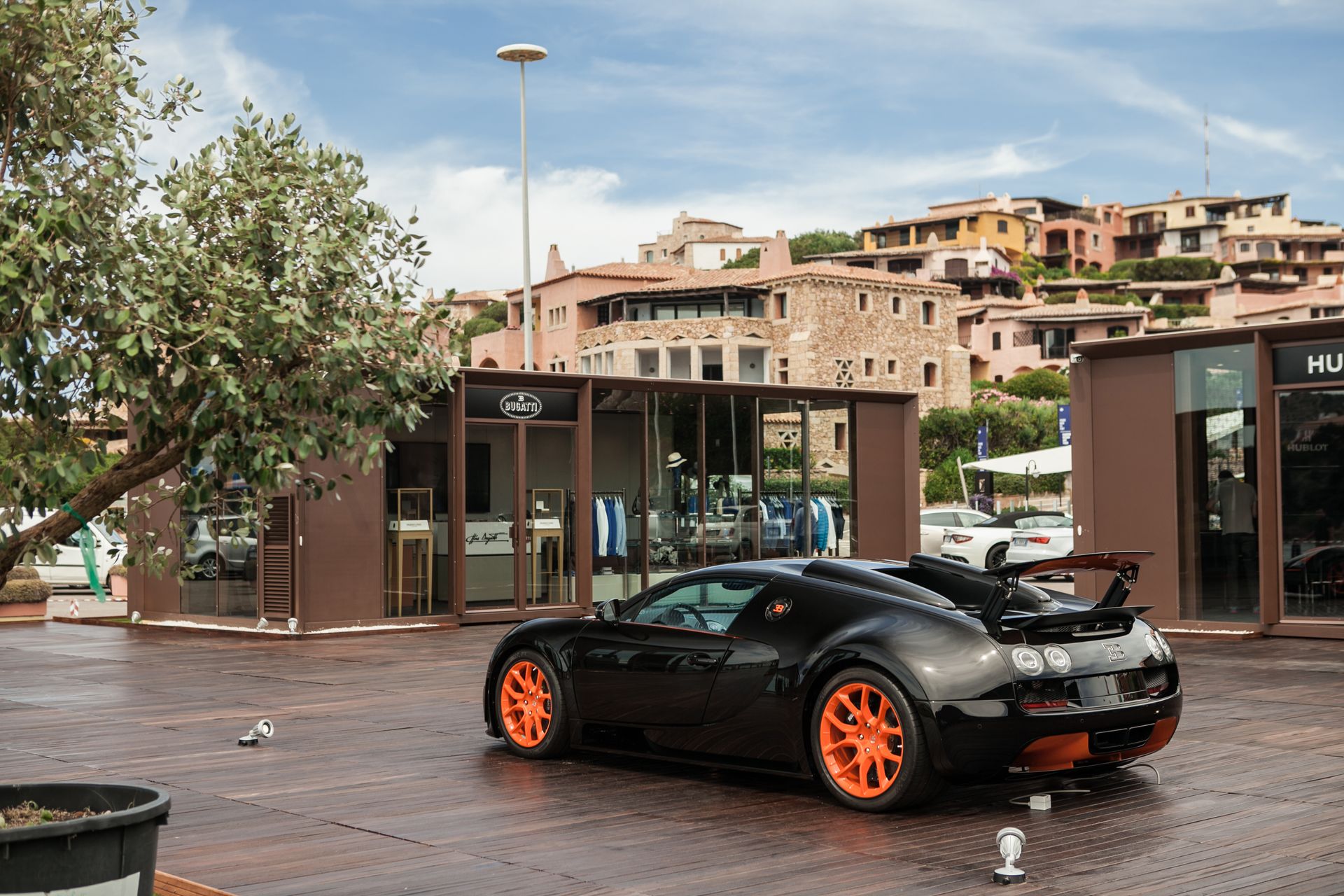 Bugatti opens new pop-up store in Porto Cervo, Italy – Bugatti Newsroom
